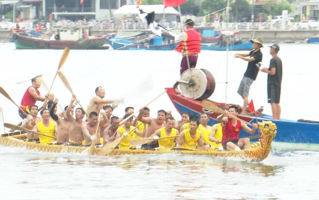 Traditional boat race on Nhat Le River starts