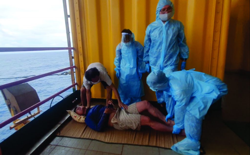 Naval troops save fishermen at sea