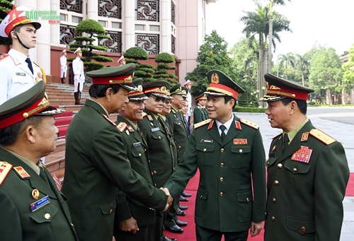 Lao high-ranking military delegation visits Vietnam