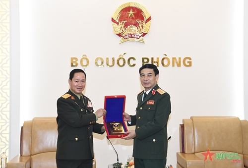 Defense Minister receives Lao Chief of the General Staff