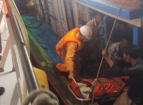 Vietnam MRCC’s ship takes ill fisherman ashore safely