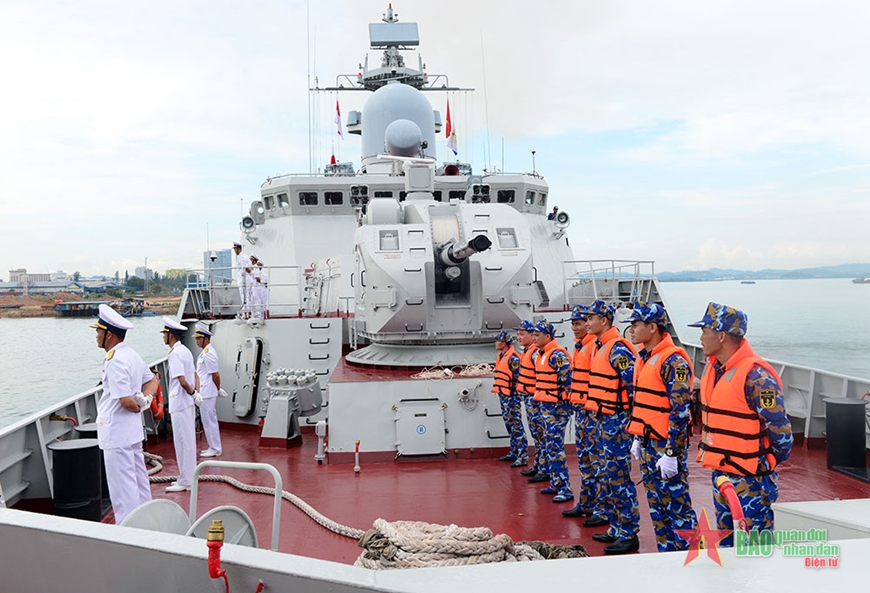 Frigate 012-Ly Thai To arrives at Batu Ampar Port, starting Indonesia visit