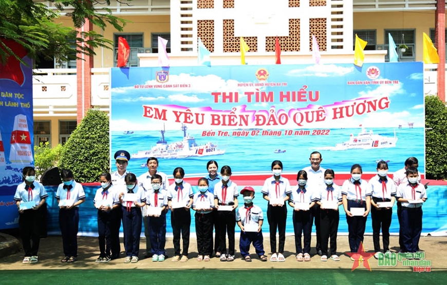 Coast guards support fishermen in Ben Tre