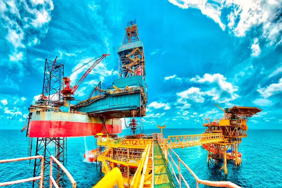 Vietnam - Russia joint venture welcomes first oil flow from Ca Tam ...