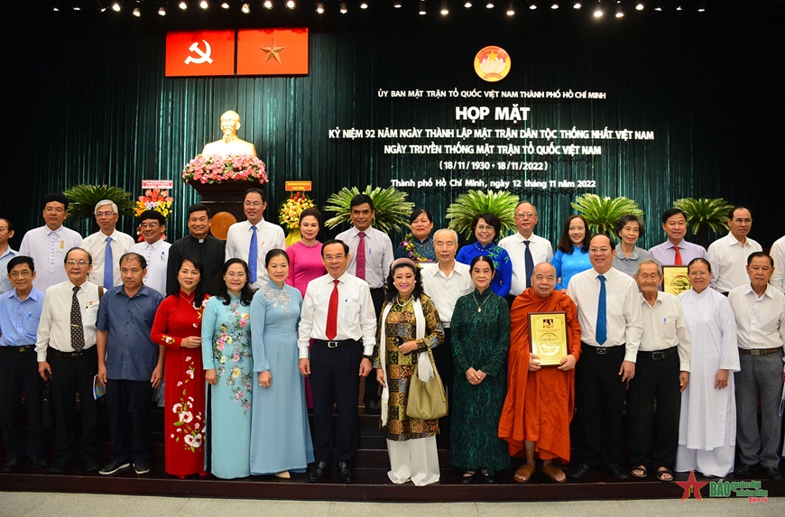 Winners of “Whole-people great unity in Ho Chi Minh City” Awards named