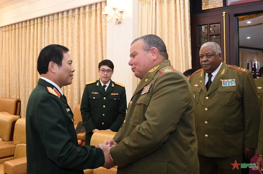 Defense leader hosts Cuban general