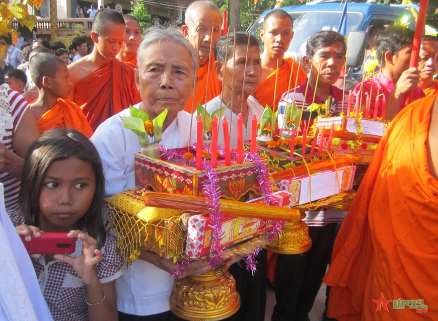 Kathina robe offering ceremony – Special culture of Khmer people