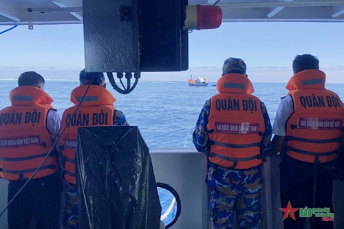 Naval ship rescues stranded trawler