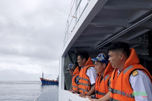 Naval ship rescues stranded trawler