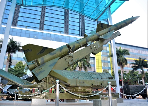 December 22, 1972: U.S. air force increases air raids in vicinity of Hanoi