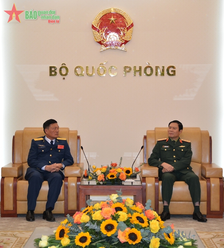 Senior Lieutenant General Nguyen Tan Cuong receives Lao Air Force’s Chief