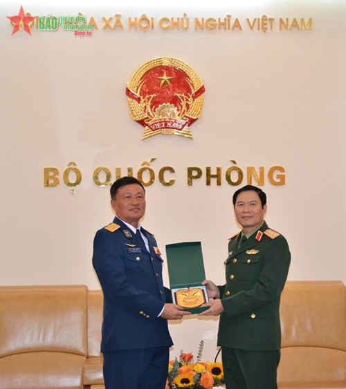 Senior Lieutenant General Nguyen Tan Cuong receives Lao Air Force’s Chief