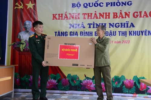 Defense Ministry presents house to martyr’s widow