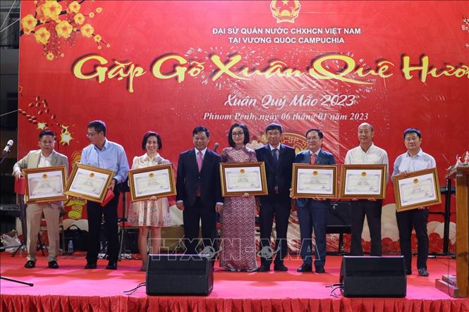 Embassy meets Vietnamese people, businesses in Cambodia ahead of Tet