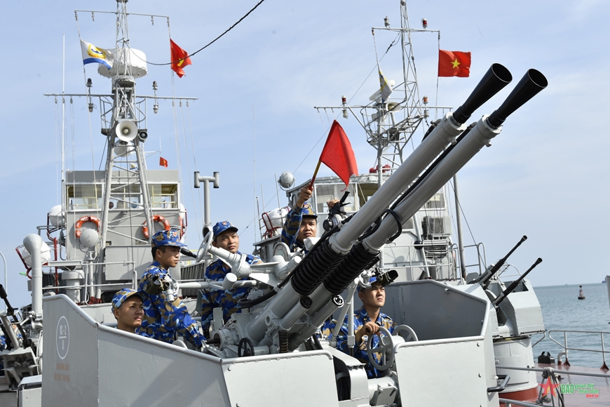 Troops of Naval Region 5 Command performing duties on lunar New Year