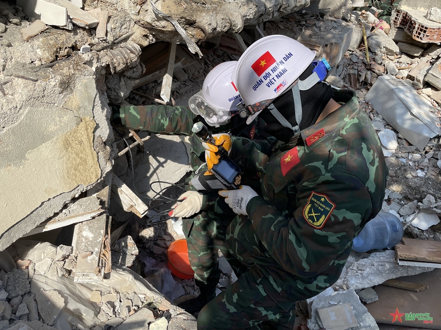 SAR team of Vietnam People’s Army detects two more places of victims