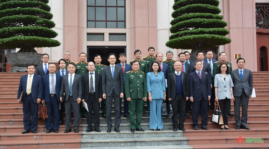 Defense leader meets with ambassadors and heads of Vietnamese ...