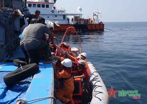 Vietnam MRCC’s vessel SAR 412 promptly saves ill fisherman