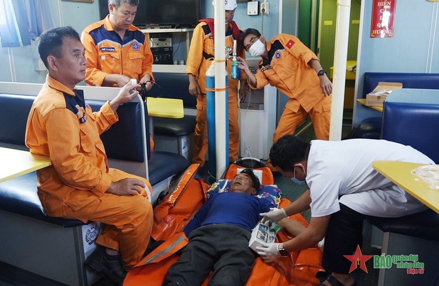 Vietnam MRCC’s vessel SAR 412 promptly saves ill fisherman