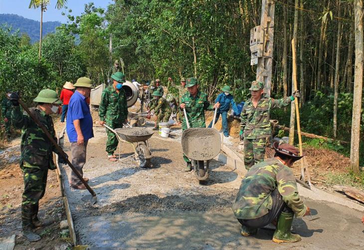 Border guard troops help people in Ha Tinh build rural areas