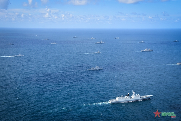This is how troops take aerial photographs of warships in formation at ...
