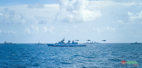 This is how troops take aerial photographs of warships in formation at ...
