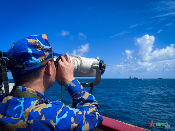 This is how troops take aerial photographs of warships in formation at ...