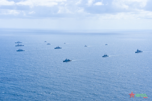 This is how troops take aerial photographs of warships in formation at ...