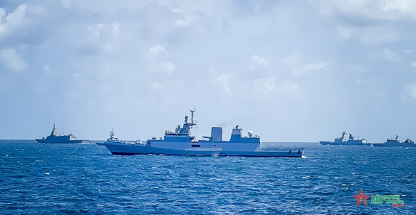 This is how troops take aerial photographs of warships in formation at ...
