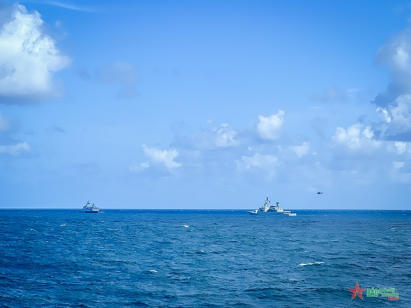 This is how troops take aerial photographs of warships in formation at ...
