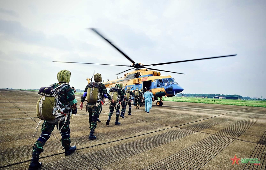 Reconnaissance troops in parachuting training