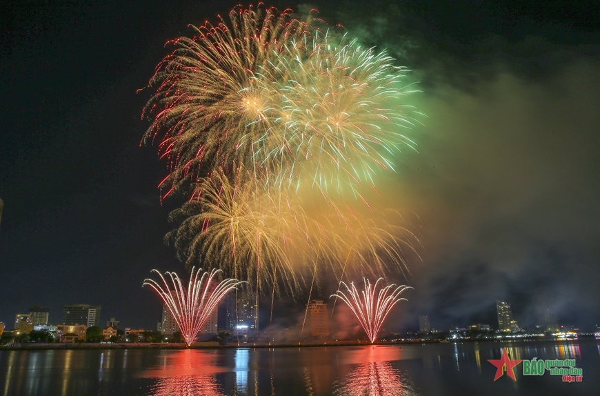 Da Nang shined in fireworks display of French and Canadian teams