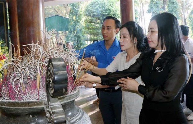 Young OVs pay tribute to heroic martyrs at Dong Loc Junction