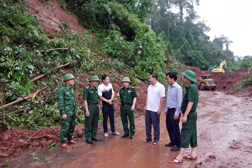 Vietnamese border guards help Lao people overcome flood consequences