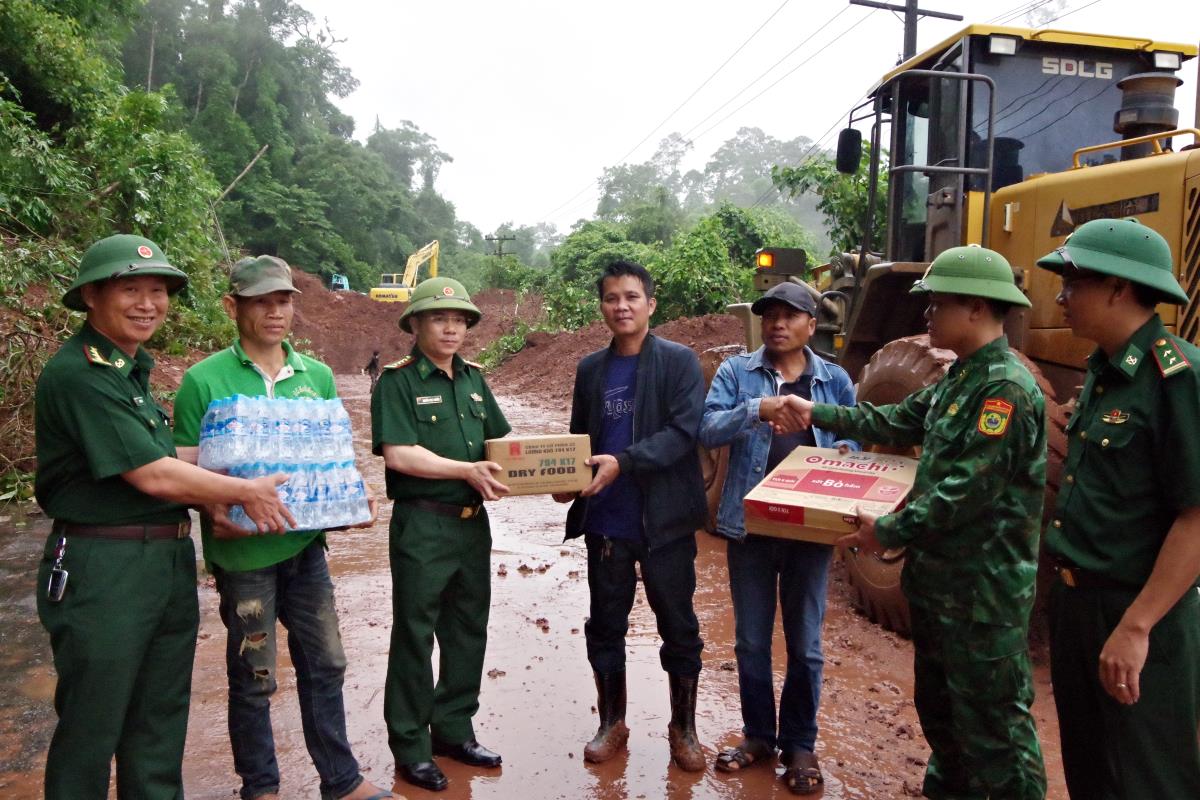 Vietnamese border guards help Lao people overcome flood consequences