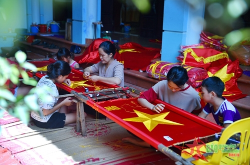 Tu Van village proud of national flag making handicraft