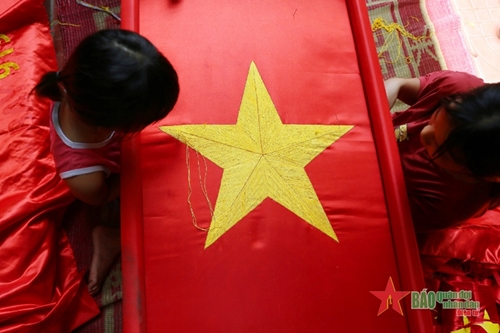 Tu Van village proud of national flag making handicraft