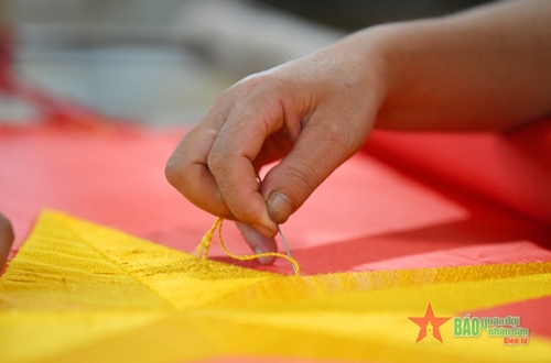 Tu Van village proud of national flag making handicraft