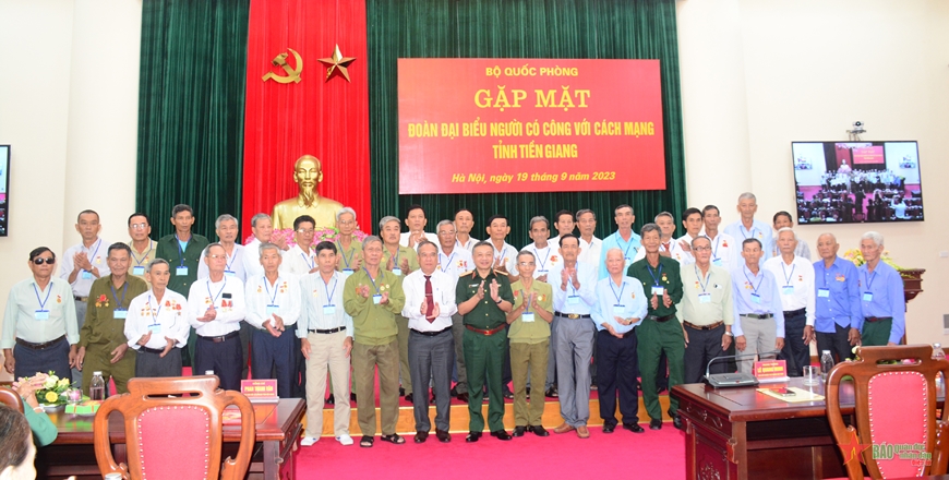 Defense leader meets with Tien Giang national contributors