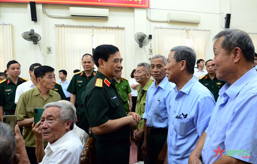 Defense Minister meets with voters in Song Cong city, Thai Nguyen province