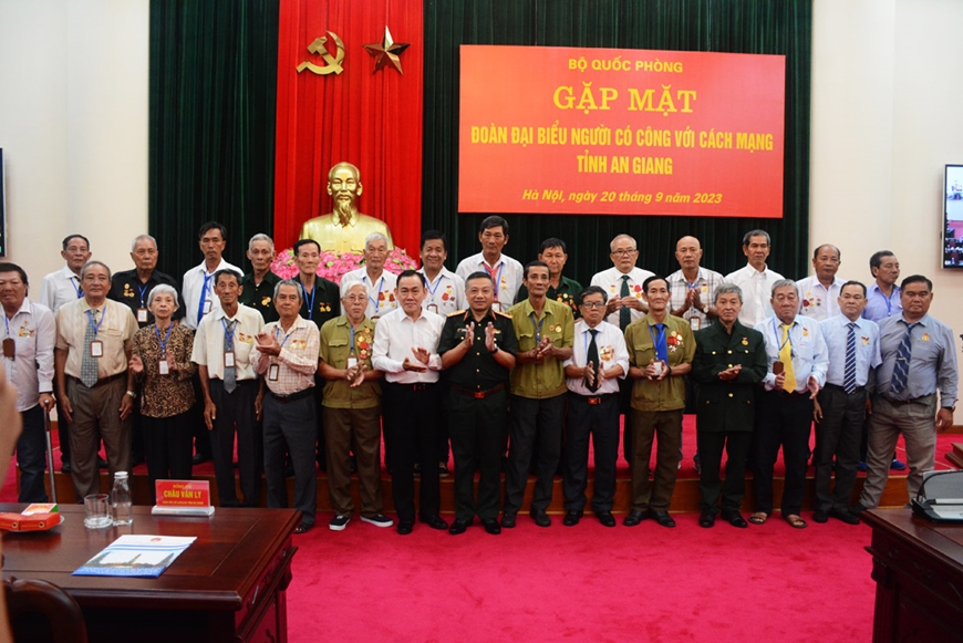 Defense leader meets with An Giang national contributors