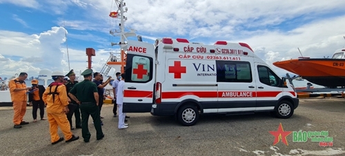 Vietnam MRCC’s ship SAR 412 promptly saves foreign sailor