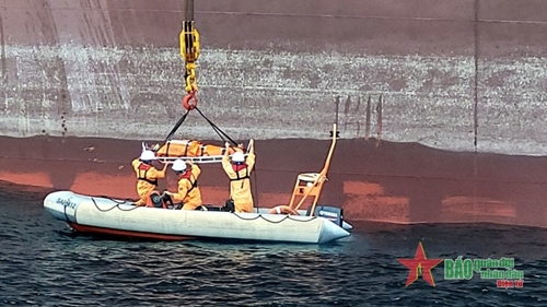 Vietnam MRCC’s ship SAR 412 promptly saves foreign sailor