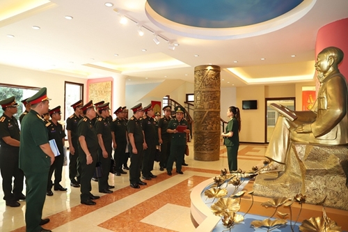 Young officers of Laos visit Military Technical Academy