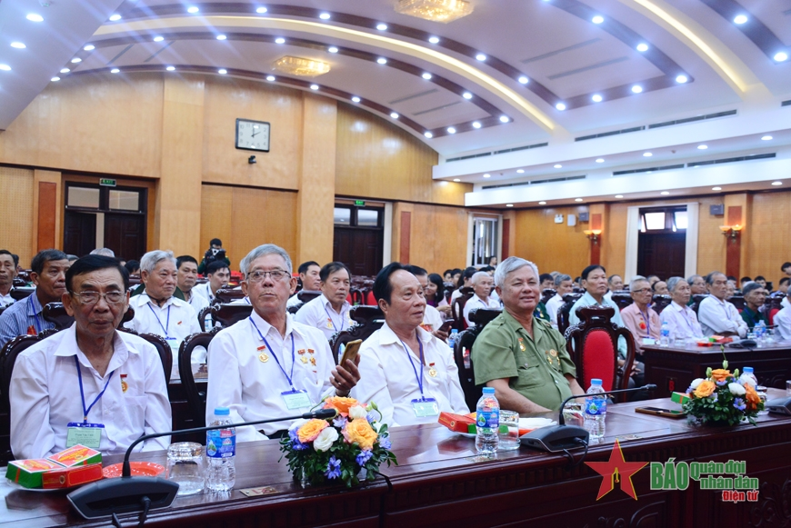 Defense ministry meets with national contributors from Tien Giang province