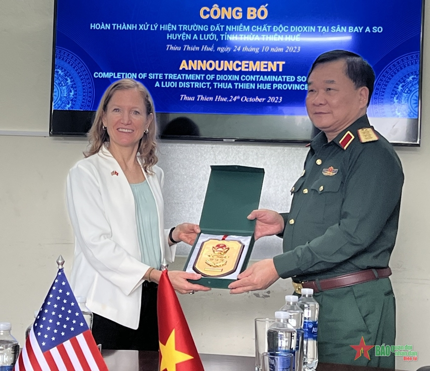 Vietnamese Deputy Defense Minister receives USAID Director in Vietnam