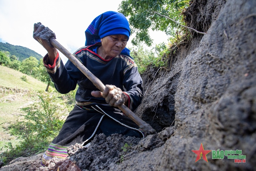 Preserving the black color of Yang Tao pottery