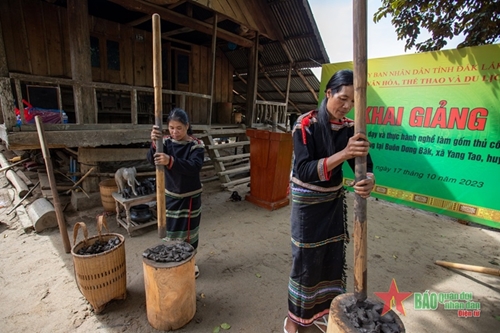 Preserving the black color of Yang Tao pottery