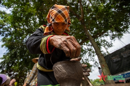 Preserving the black color of Yang Tao pottery