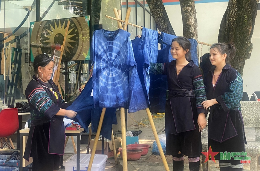 Exhibition featuring traditional customs of mountainous women held in Hanoi